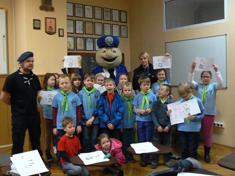 Jarocin - Sierżant Pyrek wręczył zuchom odznaki sprawności ...