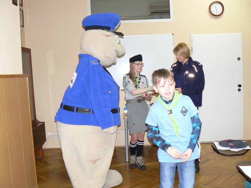 Jarocin - Sierżant Pyrek wręczył zuchom odznaki sprawności ...